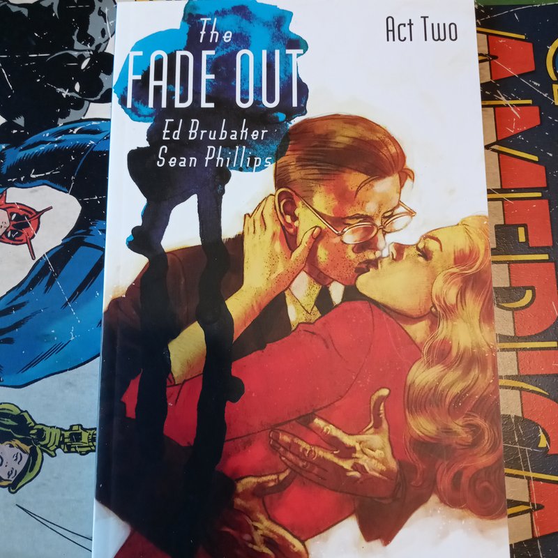 Fade Out by Sean Phillips (Artist, Cover Design by); Elizabeth ...