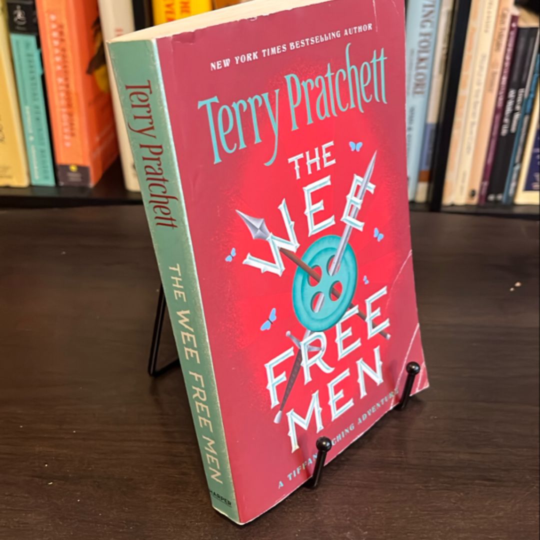 The Wee Free Men by Terry Pratchett, Paperback | Pangobooks