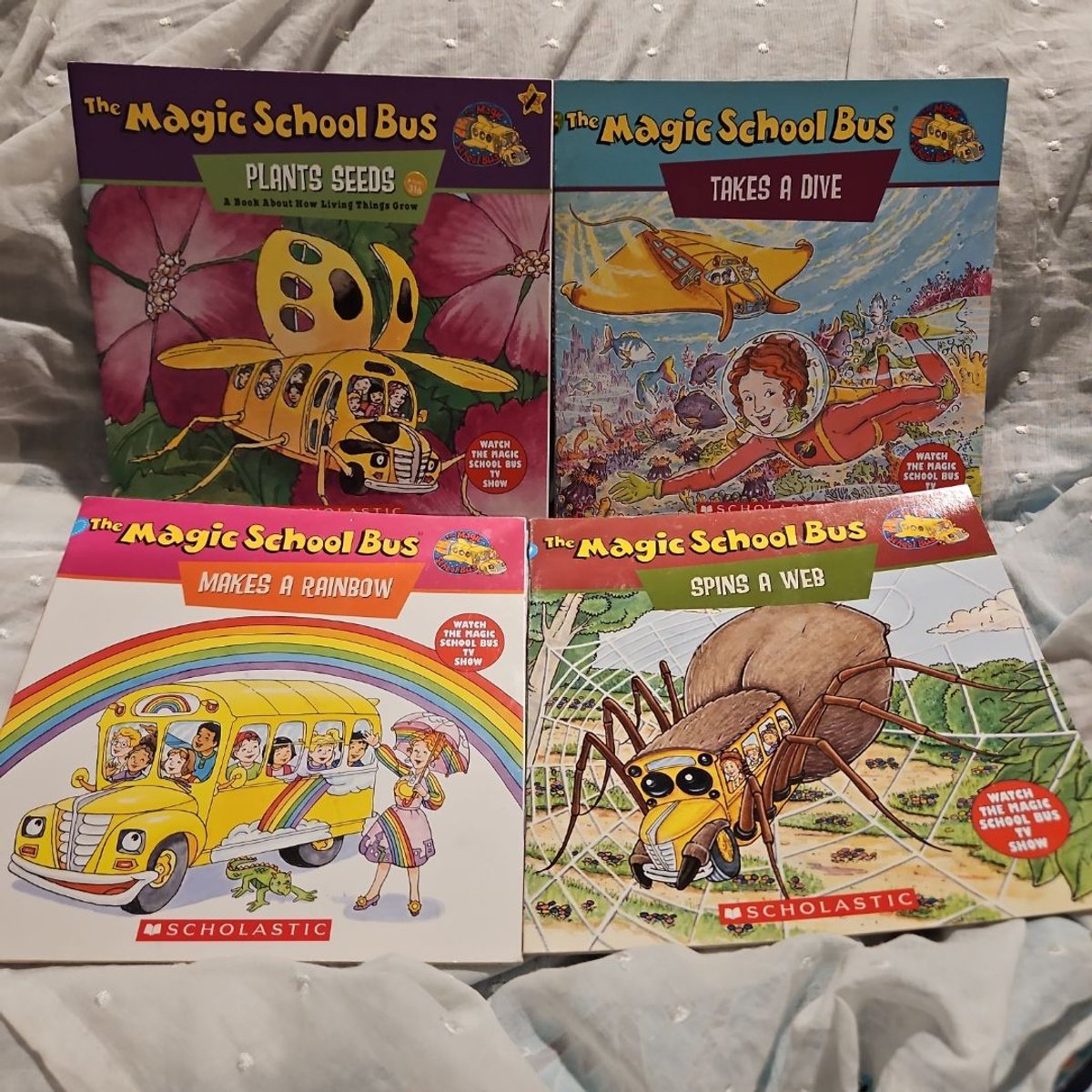 The Magic School Bus Makes a Rainbow by Joanna Cole