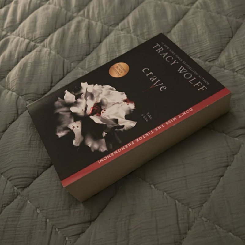 Crave by Tracy Wolff, Paperback | Pangobooks