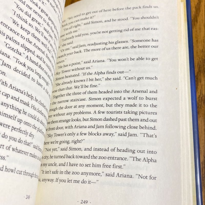 Simon Thorn and the Wolf's Den by Aimée Carter