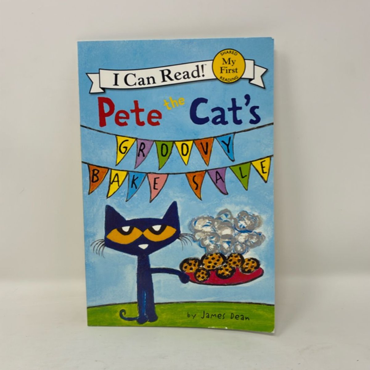 Pete the Cat's Groovy Bake Sale by Kimberly Dean