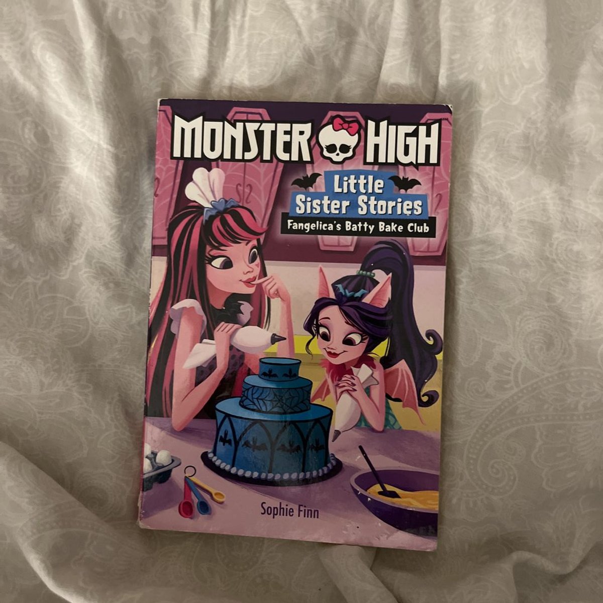 Monster High: Little Sister Stories: Fangelica's Batty Bake Club by Mattel