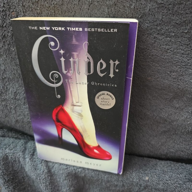 Cinder by Marissa Meyer, Paperback | Pangobooks