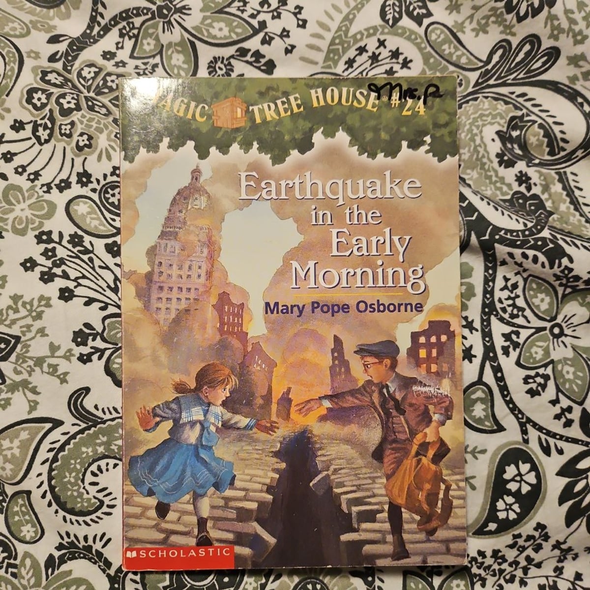 Magic Tree House Earthquake in the Early Morning by Mary Pope Osborne