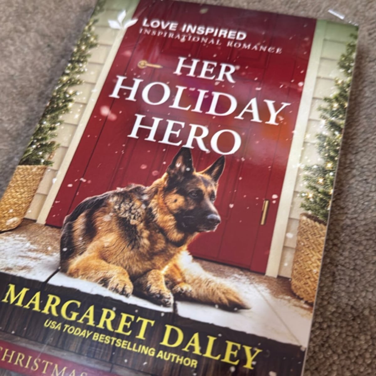 Her holiday hero by Margaret Daley, Paperback | Pangobooks