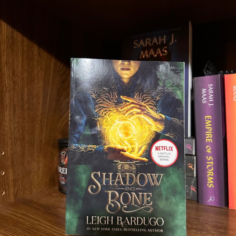 Shadow and Bone by Leigh Bardugo, Paperback | Pangobooks