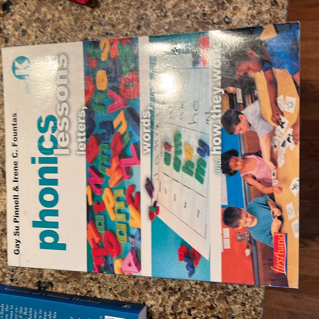 Phonics Lessons by Gay Su Pinnell, Irene C. Fountas