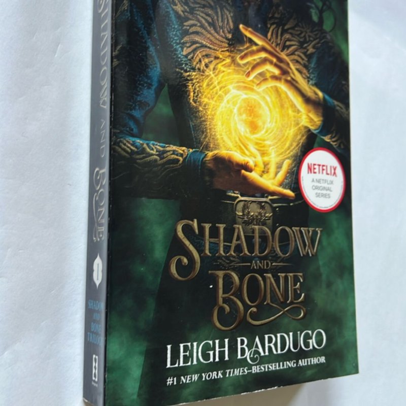 Shadow and Bone by Leigh Bardugo, Paperback | Pangobooks