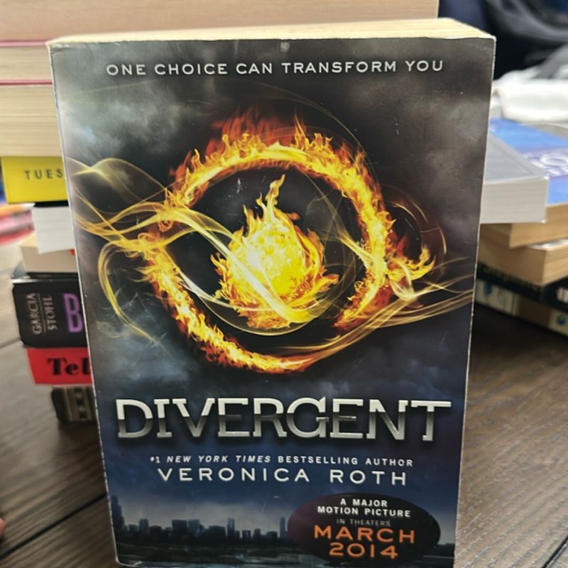 Divergent by Veronica Roth, Paperback | Pangobooks