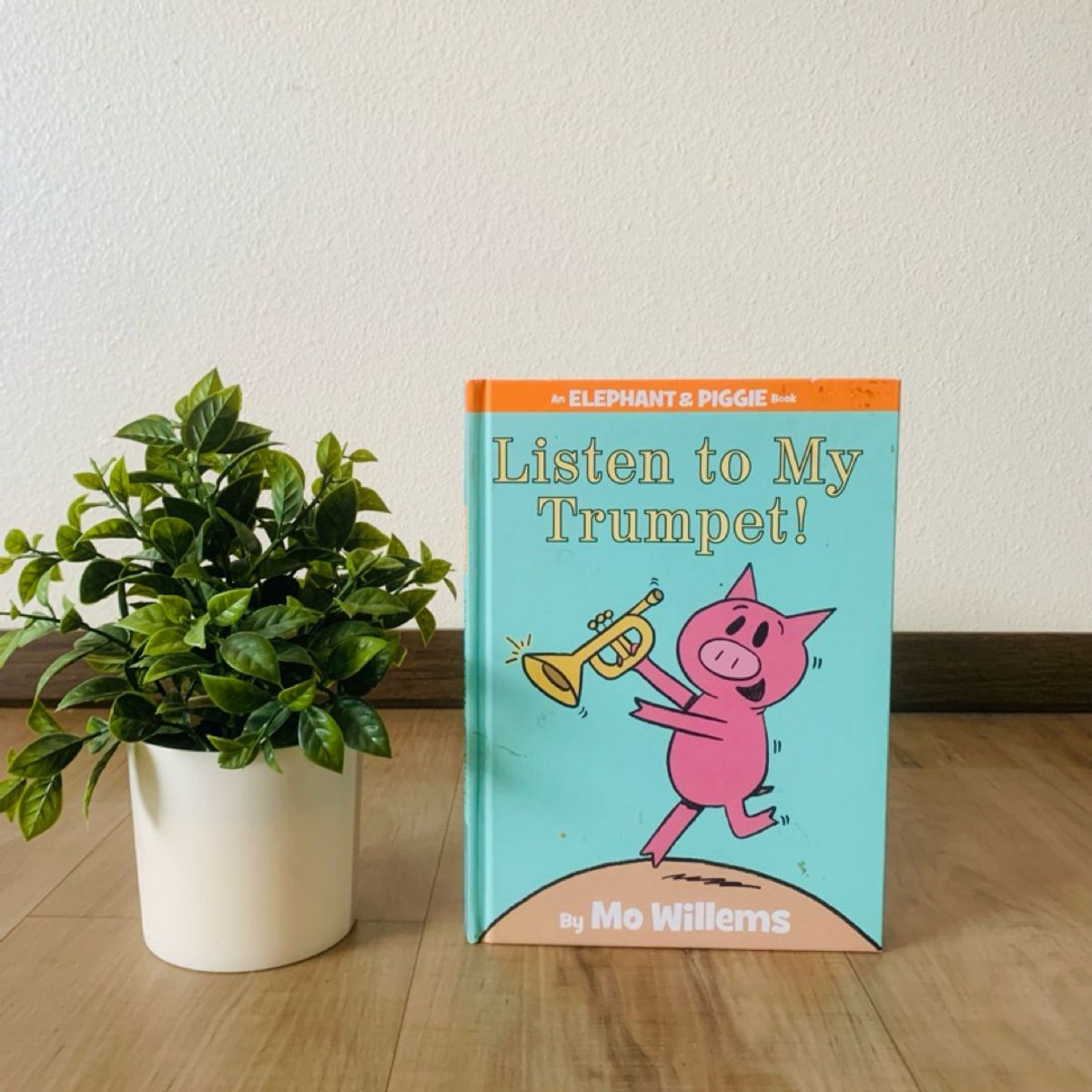 Listen to My Trumpet! (an Elephant and Piggie Book) by Mo Willems