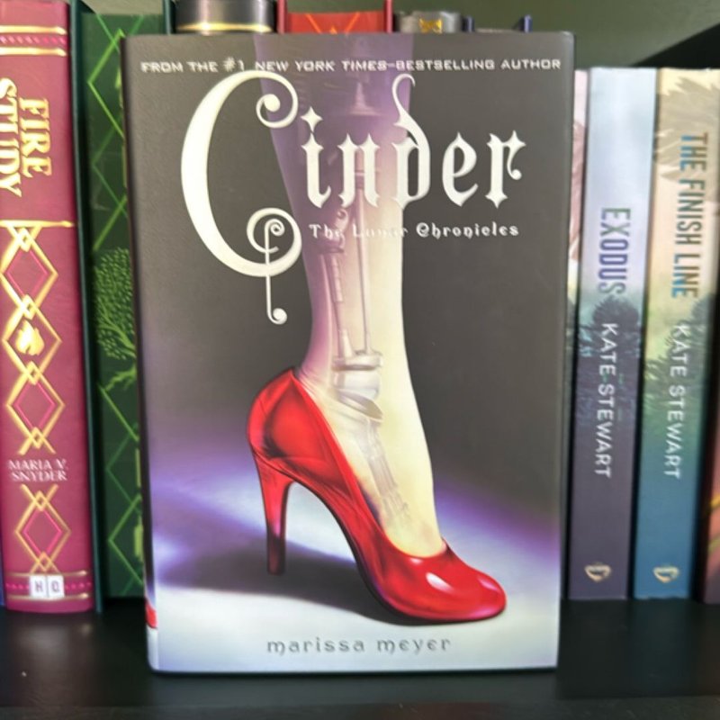 Cinder by Marissa Meyer, Hardcover | Pangobooks
